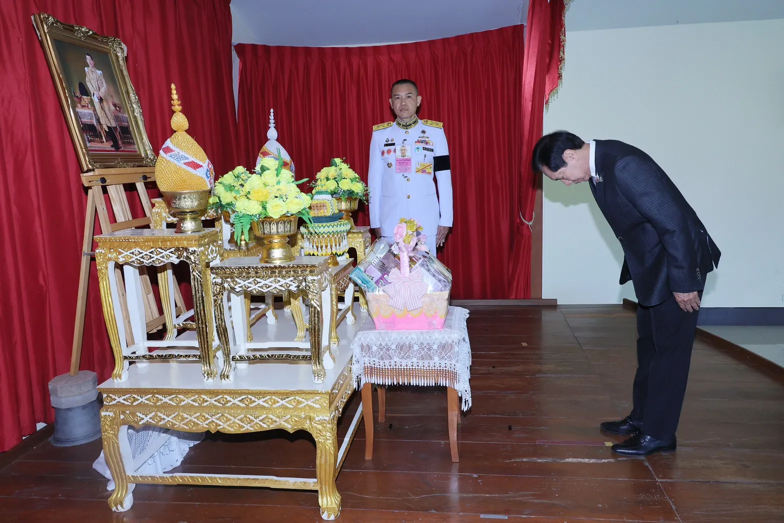 With reference to the gracious bestowal of a royal gift basket by His ...